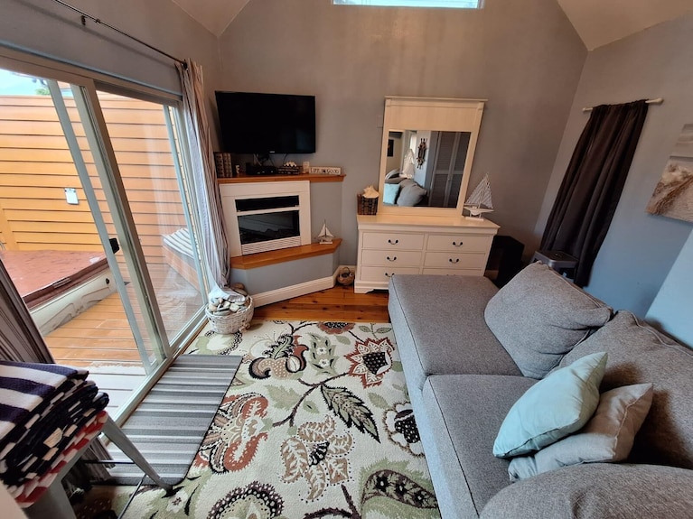 Ocean Cabin 23 Is A Cozy Seaside Bungalow With Loft, Limited Ocean Views, And Private Beach. Hot Tub Temporarily Unavailable - Lucky 7 Casino & Hotel