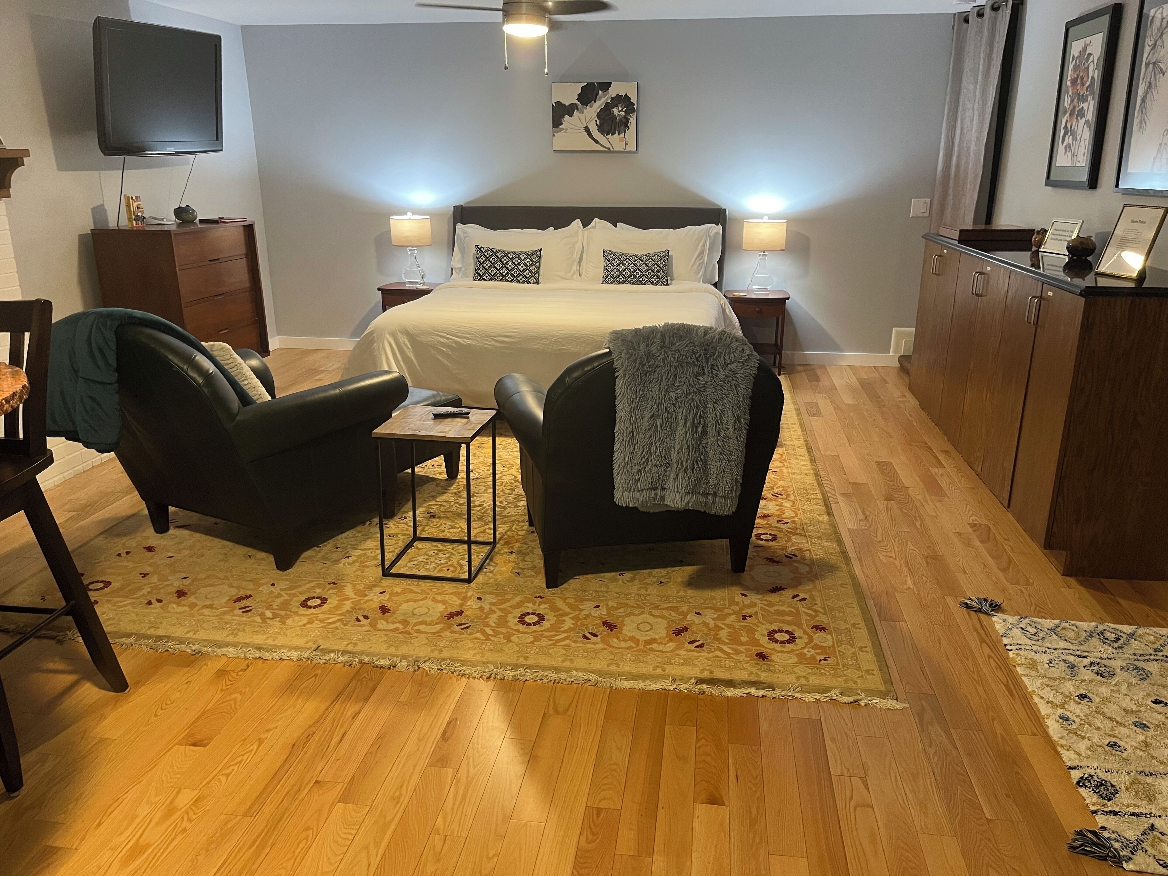 King Sized Guest Suite With Private Hot Tub, In Town Location. - Black Mountain, NC