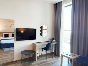 Deluxe room with Sofa bed | Frigobar, cofres nos quartos, individualmente mobiliados, escrivaninha