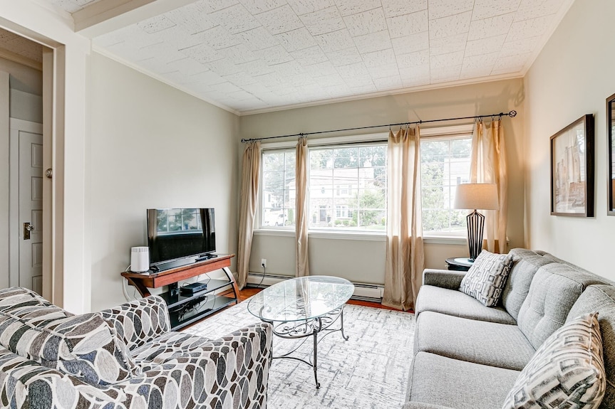 Fully Furnished 1st Floor Apt Of Two Family Home In Residential Neighborhood - Morristown, NJ