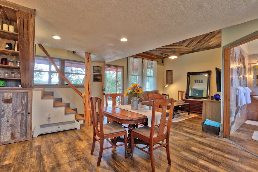 Sunflower Ridge Cabin - Charming Romantic Getaway - Canyon Lake, TX