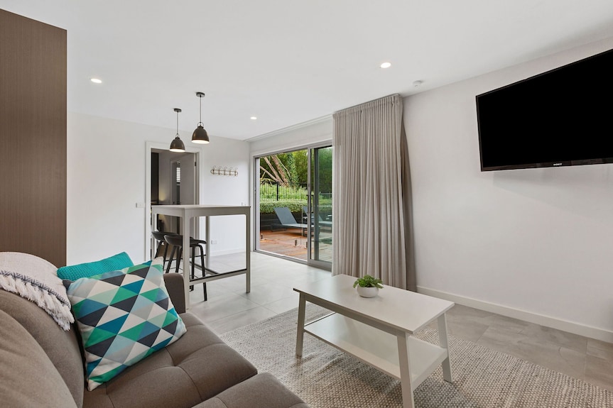 Stylish Elegance With Pool - Rye