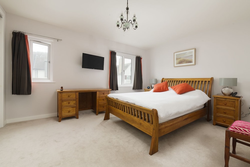 Nestled In A Peaceful Location, Just 100 Yards From The Promenade, Bradda Place Is An Exclusive Mode - Isle of Man