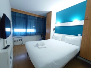 Quarto, 1 cama de casal (POP Room) | Secretária, quartos insonorizados, Wi-fi grátis 