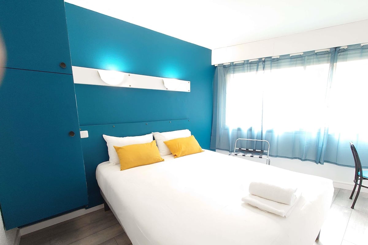 Escrivaninha, quartos à prova de som, Wi-Fi de cortesia, roupa de cama