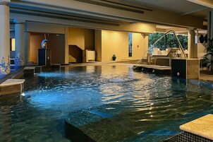 Piscina exterior, espreguiçadeiras 