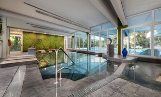 Piscina externa, espreguiçadeiras