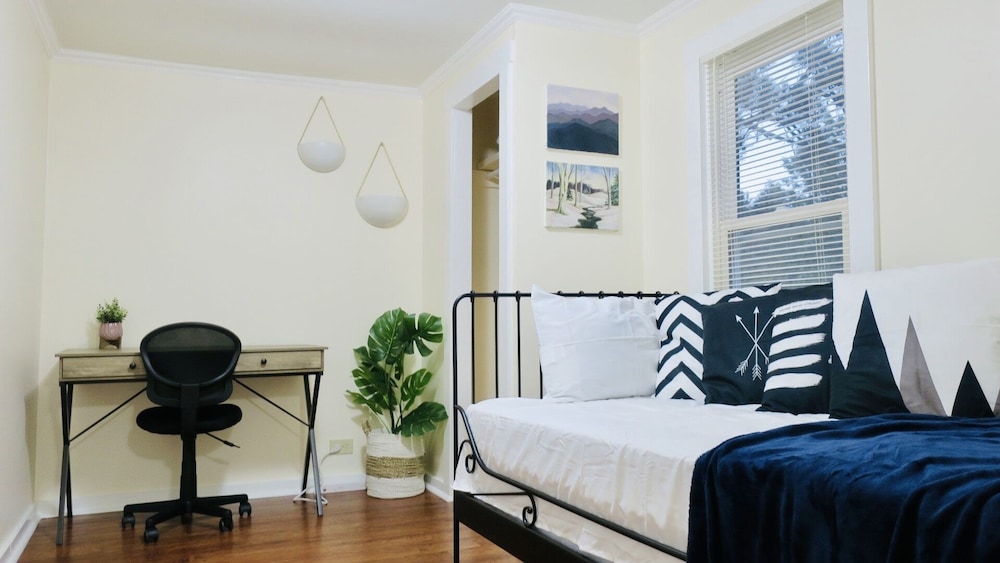Cozy Home, Minutes From Killington! Washer/dryer & Free Disney+/peacock! - Rutland, VT