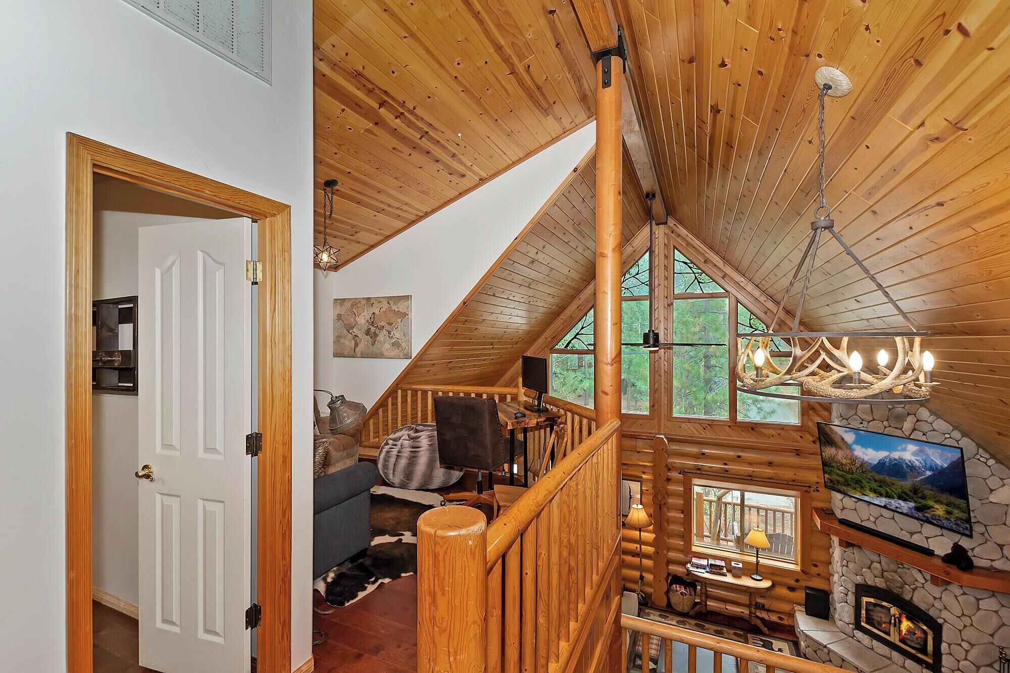 Red Cloud Cottage: Luxury Log Cabin Walking Distance To Snow Summit! Hot Tub! Game Room! Pet Friendly! Ev Charger! - Big Bear Lake, CA