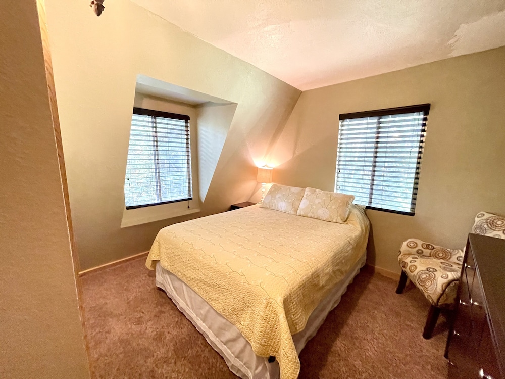 Amazing Brian Head Cabin That Sleeps 25 People!!close To The Ski Slopes & Town. - Brian Head, UT