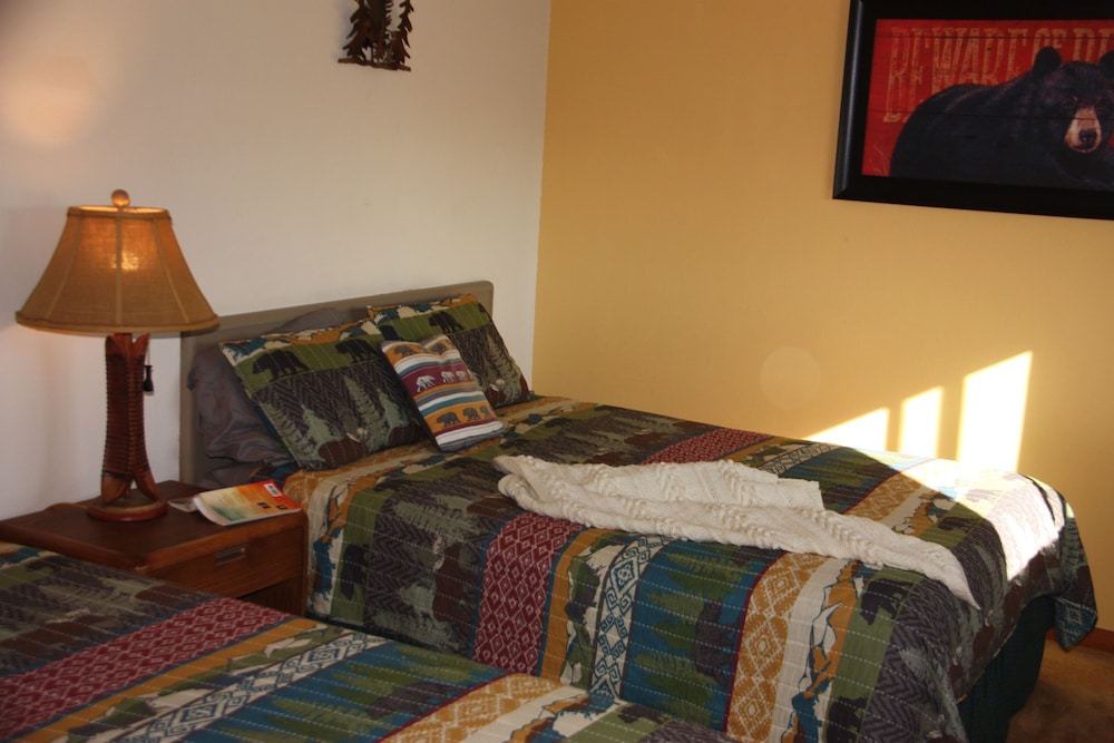 Remodeled Summit View Condo! Near Golf Course, Skiing, Hot Springs, And More! - Colorado