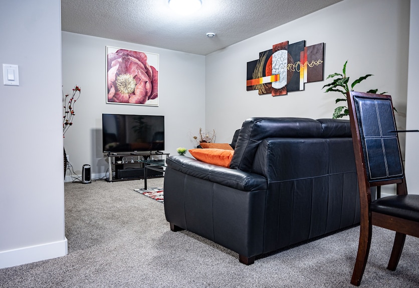 Exquisite & Cozy La'posh Suite W/wifi, Workspace, Storage - Airdrie
