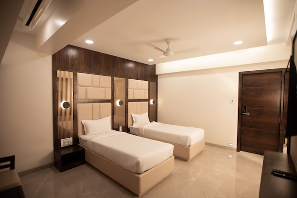 Quarto Deluxe | Roupa de alta qualidade, camas de colchão viscoelástico, minibar