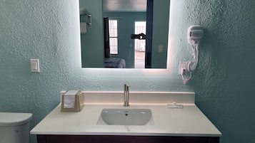 Quarto casal básico | Banheiro | Secador de cabelo, toalhas de banho