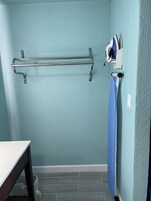 Quarto solteiro básico | Banheiro | Secador de cabelo, toalhas de banho