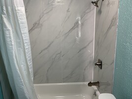 Um secador de cabelo, toalhas fornecidas 