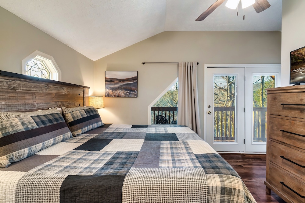 1 Mi To Strip, Large 4br/ 3ba, Hot Tub, Pool, Game Room, Wi-fi - Pigeon Forge, TN
