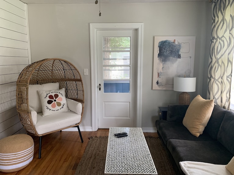 Fire-pit, Patio & Pergola, Near Shops, Restaurants, King Bed, Pet-friendly Yard - Jacksonville