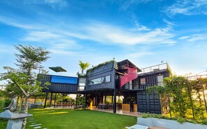 Um edifício moderno com área externa coberta, incluindo escadaria e assentos.