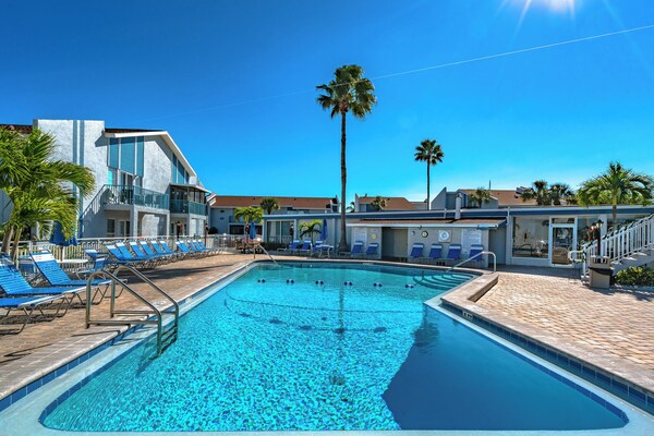 Madeira Beach Yacht Club 151h By Distinctive Beach Rentals - Madeira Beach, FL