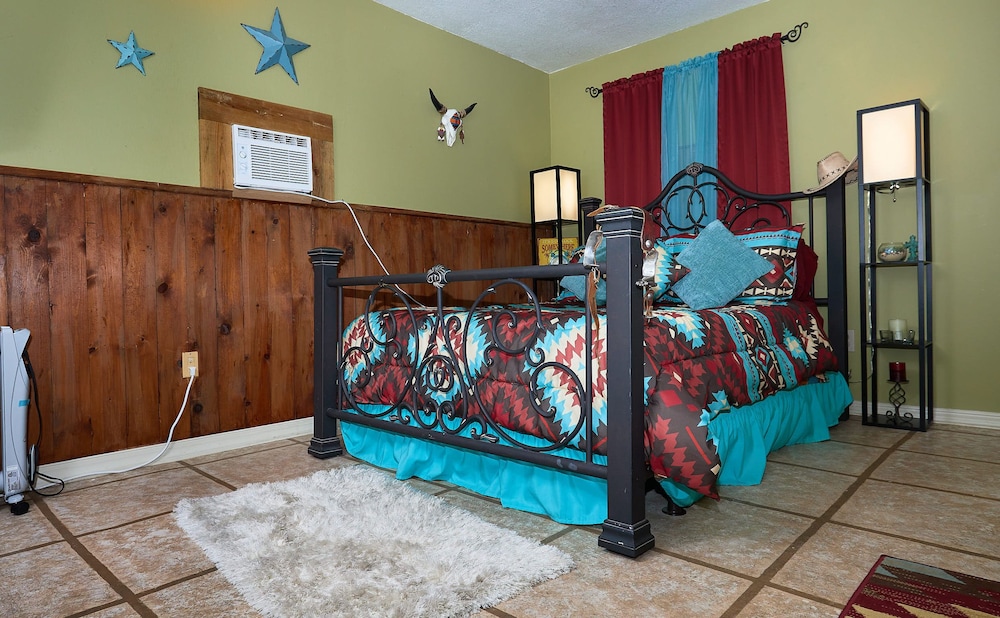 Pleasant Days Lodging Southwest Cottage - Homosassa Springs, FL
