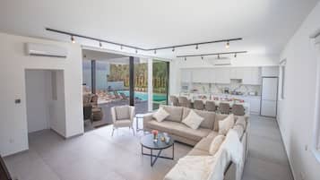 Vila, 5 quartos, para fumantes, piscina particular | Parte interna
