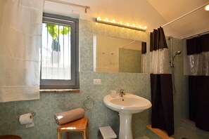 Villa Standard, vários quartos (Casale Teresa) | Casa de banho | Um polibã e uma banheira separados, um bidé, toalhas fornecidas, sabão 
