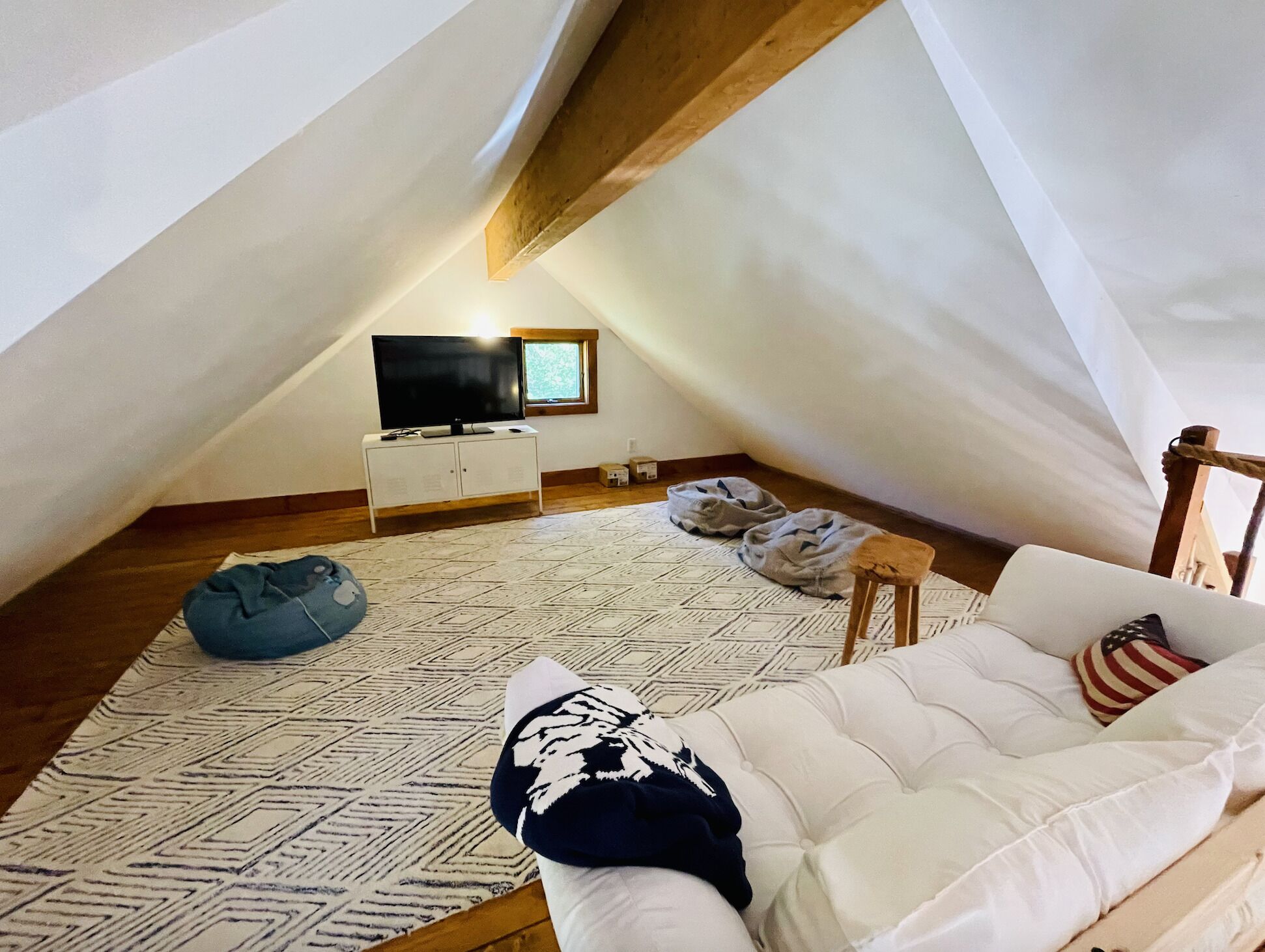 The Spruce Guesthouse: A Beautifully Renovated Contemporary Barn. - Bromley Mountain, VT