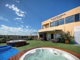 Piscina externa, espreguiçadeiras