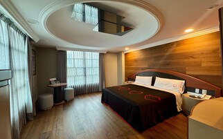 Quarto standard, 1 cama King | Cofres nos quartos, Wi-Fi de cortesia, roupa de cama