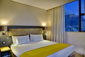 Quarto luxo, 1 cama King, vista para a montanha | Frigobar, cofres nos quartos, individualmente decorados