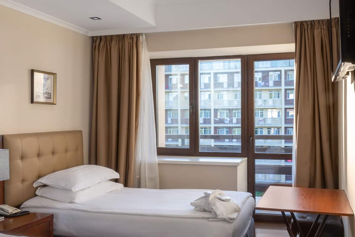 Quarto Twin Standard | Minibar, cofre no quarto, cortinas/cortinados opacos
