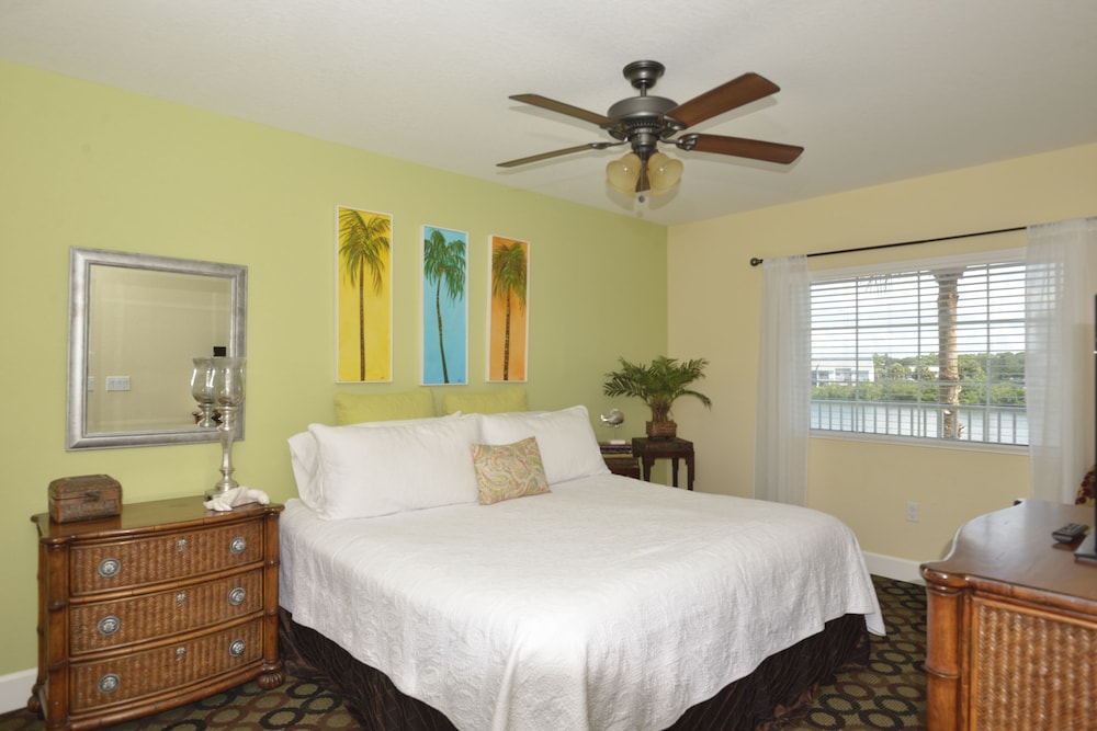 Lulu's New Waterfront Rare 2 Bal 2 Bd, 2 Ba, Sleeps 8-4 Daily Water Park Passes - Indian Rocks Beach, FL