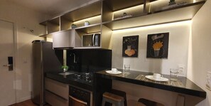Apartamento básico | Cozinha privada | Geladeira, micro-ondas, fogão, torradeira