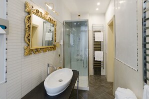 Quarto família | Banheiro | Chuveiro com efeito de chuva, produtos de toalete grátis