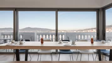 Pequeno-almoço tipo buffet diário (10.00 EUR por pessoa)