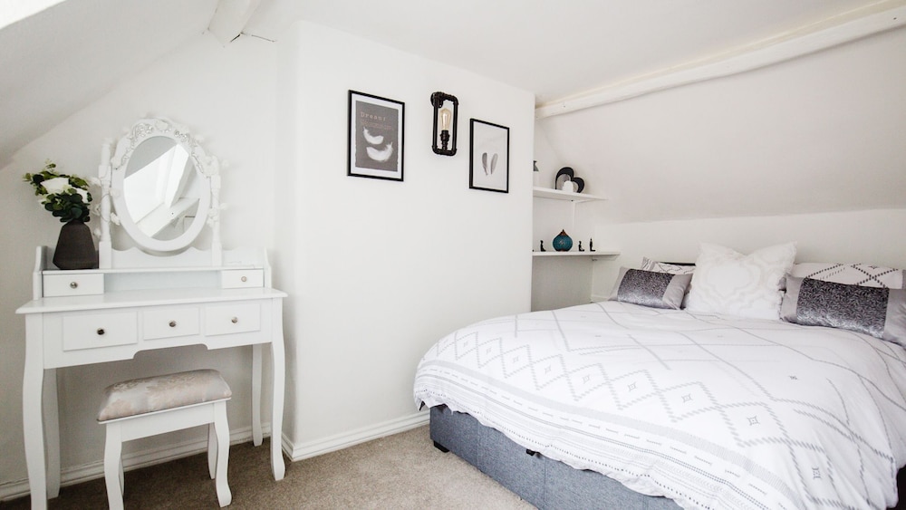Hillside Cottage - Sleeps 5 Guests In 3 Bedrooms - Wiltshire