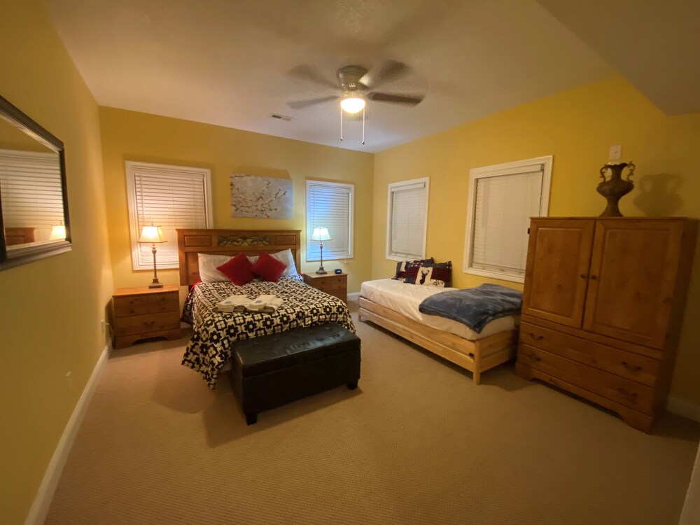 3br 3ba Cabin, With Hot Tub, 3 Pools, Boat Ramp With Dock 1 Mile Away. - Blue Ridge Mountains