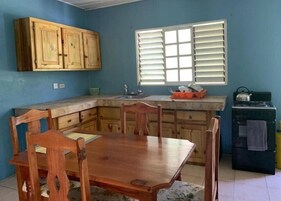 Um frigorífico, um micro-ondas, um forno, uma placa de cozinha