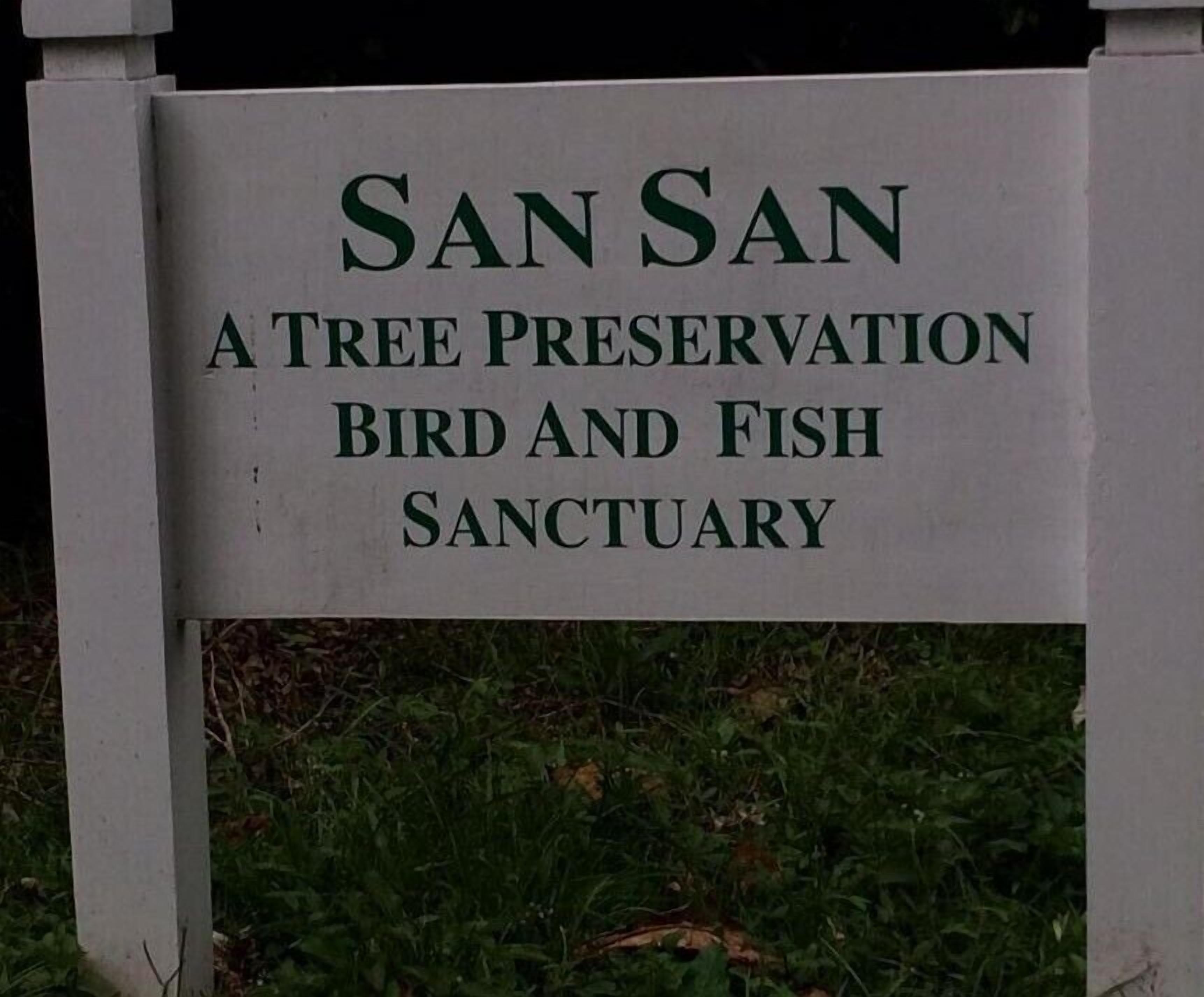 Placa para San San, santuário de preservação de árvores para aves e peixes.