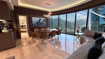 Master Suite Royal Luxury | Roupa de alta qualidade, cofre com capacidade para portátil, secretária