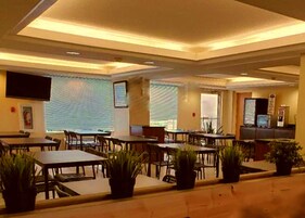 Café da manhã com buffet todos os dias (USD 4.99 por pessoa) 