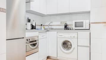 Apartamento, 1 quarto (L) | Cozinha privada | Geladeira, cafeteira/chaleira, chaleira elétrica, torradeira