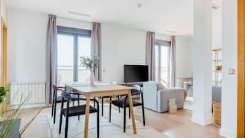 Apartamento, 1 quarto (XXL, Rooftop Terrace) | Área de estar | Smart TV 50 polegadas com canais via satélite, TV