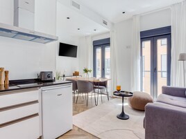 Apartamento, 1 quarto, acessível, terraço | Cozinha privada | Cafeteira/chaleira, geladeira, cooktop, chaleira elétrica