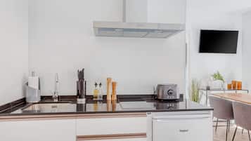 Apartamento, 1 quarto, acessível, terraço | Cozinha privada | Geladeira, cooktop, cafeteira/chaleira, chaleira elétrica