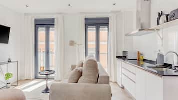 Apartamento, 1 quarto (XL) | Área de estar | Smart TV