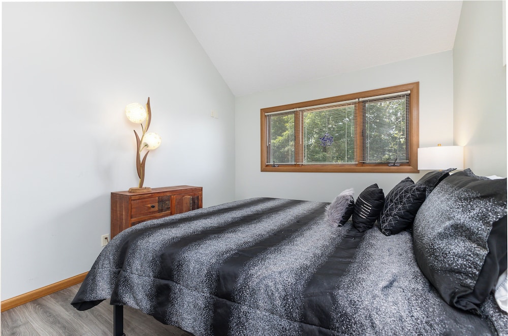 Dreamy Summers @ Green View Getaway - Dog Friendly & Steps To Golf! - Bellevue, IA