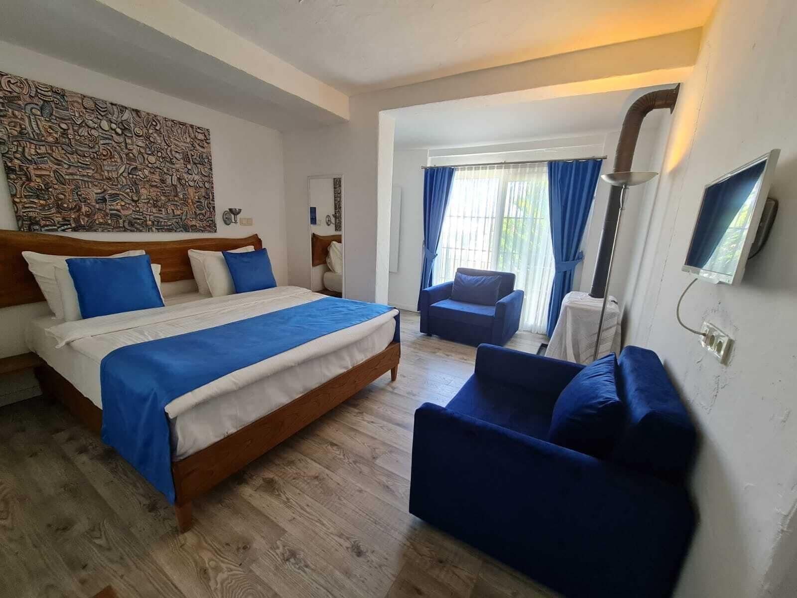 Quarto quádruplo família, lareira | Roupas de cama premium, frigobar, escrivaninha, cortinas blackout