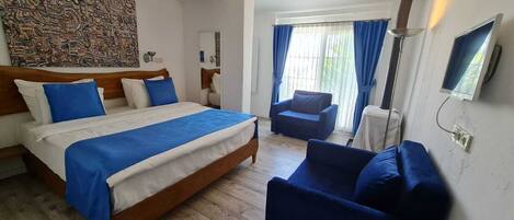 Quarto quádruplo família, lareira | Roupas de cama premium, frigobar, escrivaninha, cortinas blackout